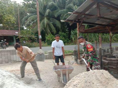 Bersama Warga Babinsa Koramil 07 Kampar Kodim 0313 Kpr Goro Angkat