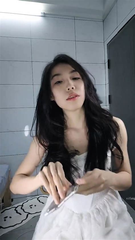 【湿湿】绝对够骚黑丝大长腿绝美蜜臀怼屏掰b道具自慰 3 Eporner