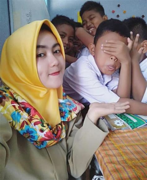 4 Guru Cantik Idola Para Murid Bikin Betah Di Kelas Okezone Lifestyle