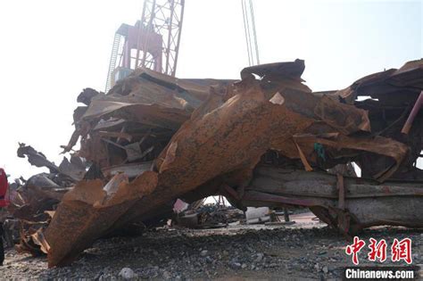 长江航道部门成功打捞枝江水道历史沉船