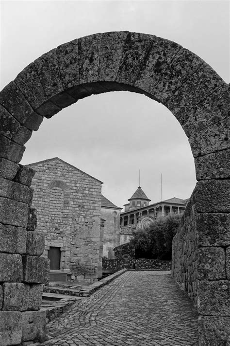 무료 이미지 통로 록 검정색과 흰색 건축물 다리 도시의 벽 돌 기념물 아치 기둥 경계표 교회에 검은