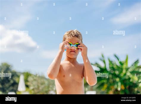 Der jährige Junge zieht seine Schwimmbrille an und macht sich bereit im hoteleigenen