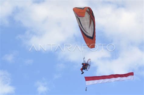 Pengibaran Bendera Di Udara Antara Foto