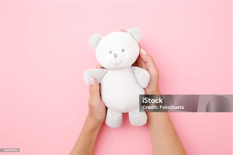 파스텔 핑크 배경에 소녀 손에 작은 흰색 테디 베어 미소 아이 가장 친한 친구 시점 샷 맨 위 보기 닫아 손에 대한 스톡 사진 및 기타 이미지 Istock