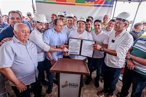 Rafael Fonteles assina ordem de serviço para recuperação da rodovia PI OitoMeia