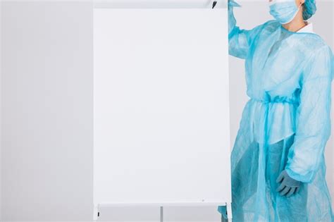 Premium Photo Surgeon Posing With Whiteboard
