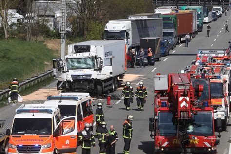 Schwerer Unfall Auf A Lkw Kracht In Stauende Fahrer Stirbt
