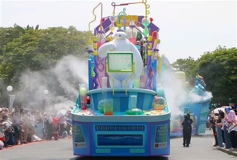 東京ディズニーランドの散水パレードで夏を満喫！笑っちゃうほど濡れる“びしょ濡れプログラム”って｜ウォーカープラス