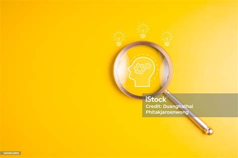 인간의 머리와 전구 아이콘은 창의적인 아이디어 사고와 혁신 사업 전략 계획 관리 사업 개발 사업 목표의 품질 관리를 위한