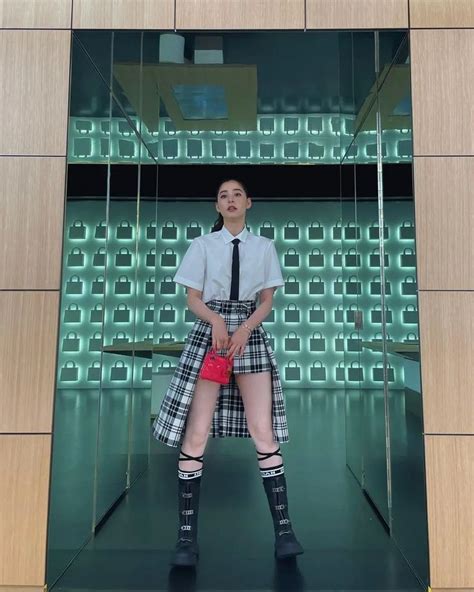 新木優子 美脚が覗く『ディオール』の“ショートパンツ”スタイルを公開 様々な種類の「レディ ディオール」にも注目 有名人のファッション