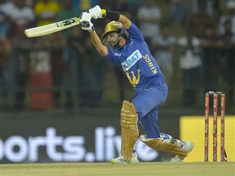 3 Marriages 3 No Balls Shoaib Malik Gets Brutally Slammed As His