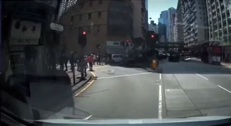 炮台山的士車禍｜行人過路處滿佈路人 車cam直擊的士落斜「零減速」高速撞散 星島日報