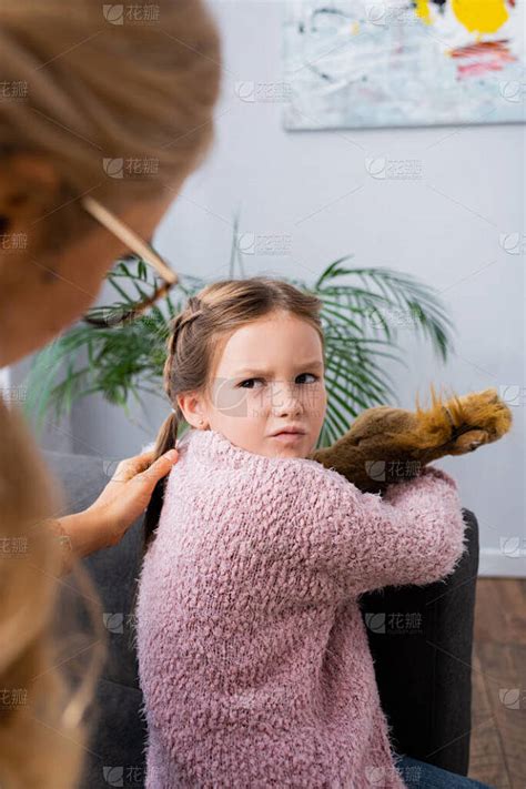 对玩具访问心理学家感到不满的小女孩