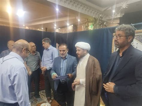 دو نفر از اعضای شورای اسلامی شهر کرج با خانواده شهید حسن برادری دیدار