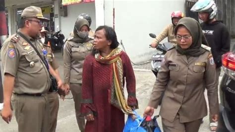 Dikejar Satpol Pp Juru Parkir Liar Di Pulogadung Kabur Pengamen Dan