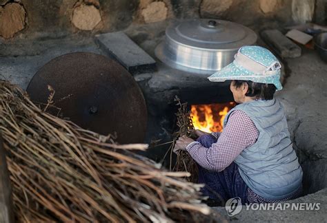 사진톡톡 겨울이 오는 풍경아궁이 불 피우는 마을 나무뉴스