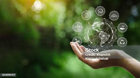 기술 및 환경 보호 재생 가능하고 지속 가능한 에너지원에 대한 녹색 배경에 대한 네트워크 연결을 통해 환경 아이콘과 손 잡고 지속 가능한 생활 양식에 대한 스톡 사진 및