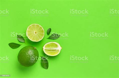 밝은 녹색 배경에 신선한 육즙이 많은 라임과 녹색 잎 상단 뷰 플랫 누워 복사 공간 창조적 인 음식 배경 열대 과일 비타민 C 감귤류 석회의 전체와 조각으로 구성 감귤류
