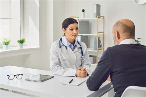 여성 의사는 병원에서 수석 환자에 대한 약물 순서를 작성합니다 노인은 자신의 의료 제공자에 방문 건강 진단에 대한 스톡 사진 및 기타 이미지 Istock