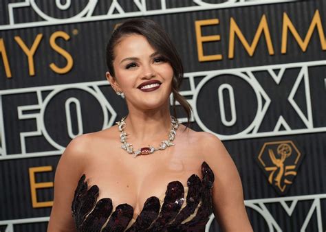 Selena Gomez's Show-Stopping Oscar de la Renta Dress at the Emmy Awards ...