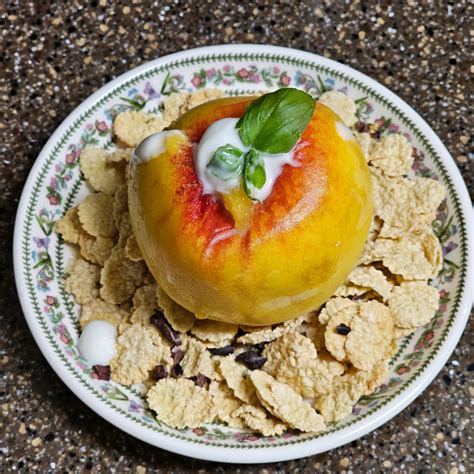 달달한 복숭아 안에 요거트를 채워 넣은 디저트 그릭요거트 복숭아