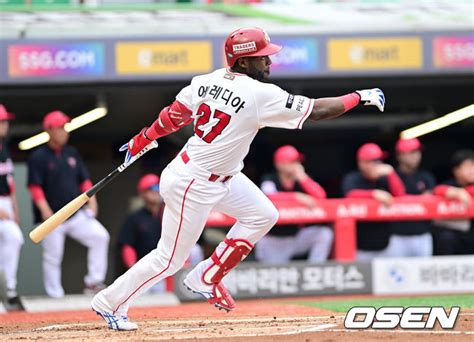 지난해 타이틀 0 Ssg 전반기 타율 1위and홈런 1위and세이브 1위and홀드 1위 보유했다