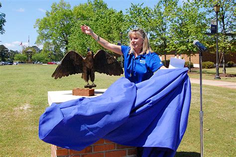 Sgas Unveil Nighthawk Statue And Start New Tradition At Ung