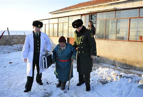 严寒侵袭草原 边警情暖民心