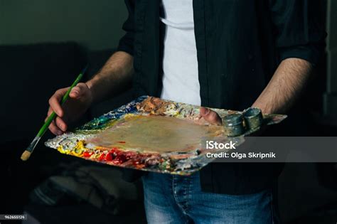 작가와 페인트와 브러시 팔레트를 보유 하 고 캔버스에 페인트 것입니다 검은색에 대한 스톡 사진 및 기타 이미지 검은색 공예 교육 Istock