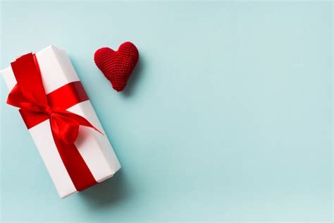 선물 상자와 귀여운 니트 하트 무료 사진