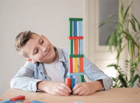 Jongen Speelt Met Gekleurde Houten Bakstenen Door Een Toren Te Bouwen