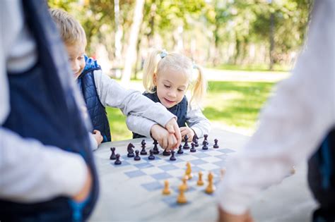 주제 어린이 학습 논리적 개발 마음과 수학 오산 전진 이동 합니다 큰 가족 형제와 여동생 백인 남자와 소녀는 체스 파크 밝은 맑은 날씨가을 재생 가을에 대한 스톡 사진 및
