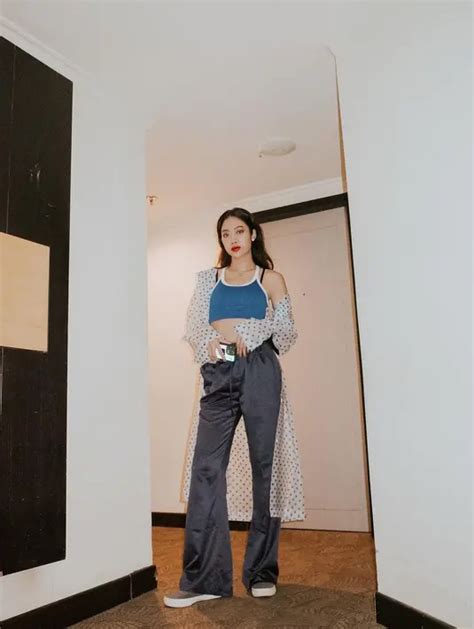 10 Potret Gaya Midriff Nyentrik Widi Vierratale Saat Manggung Photo