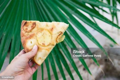 치즈와 감자와 피자의 포카치아 또는 조각을 보여주는 손 감자 요리에 대한 스톡 사진 및 기타 이미지 감자 요리 떠남 레스토랑 Istock