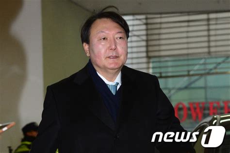 특검 사무실로 들어가는 윤석열 수사팀장 뉴스1