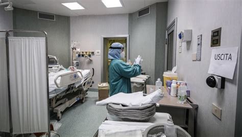 Sale il tasso di positività ma calano i ricoveri Situazione stabile
