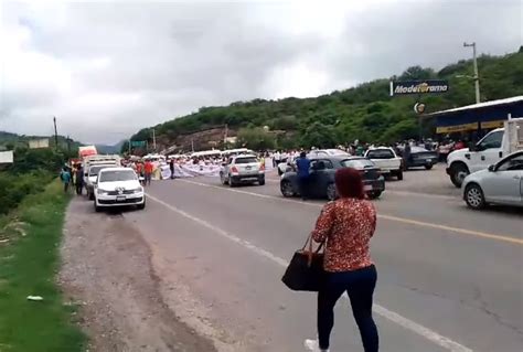 Bloquean La Carretera Federal México Acapulco Por La Desaparición De 13