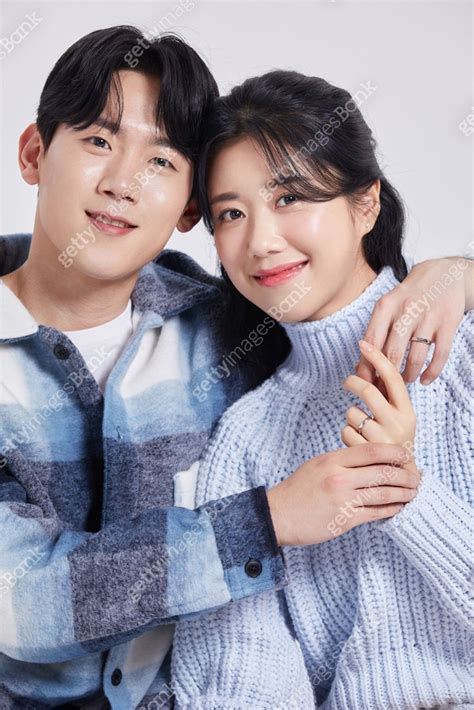 커플 인간관계 사랑 컨셉 따뜻한옷 커플링 반지 웃음 얼굴표정 손잡기 애정표현 이미지