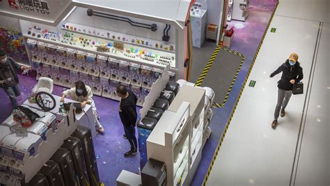 媒体：新疆一商场关闭handm门店并要求其向中方道歉 十余家中国品牌发声支持新疆棉花 2021年3月25日 俄罗斯卫星通讯社