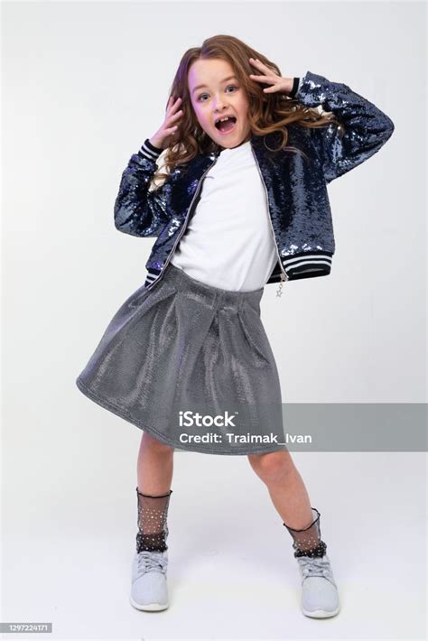 흰색 스튜디오 배경에 기쁨의 감정을 보여주는 쾌활한 매력적인 십대 소녀의 전체 길이 사진 아이에 대한 스톡 사진 및 기타 이미지