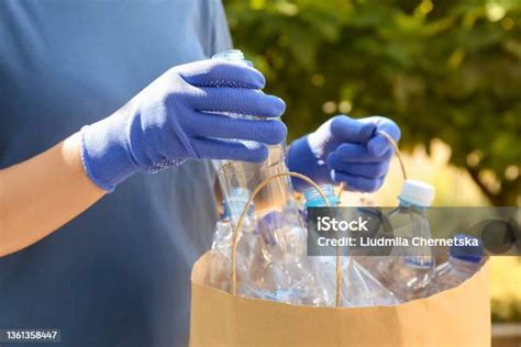 여자는 비닐 병을 야외에서 종이 봉투에 넣어 클로즈업 재활용 문제 플라스틱에 대한 스톡 사진 및 기타 이미지 플라스틱 병 재활용 Istock