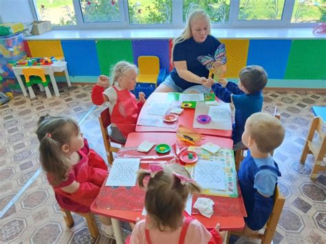 В младшей разновозрастной группе прошло занятие по пальчиковому рисованию Бабочка красавица