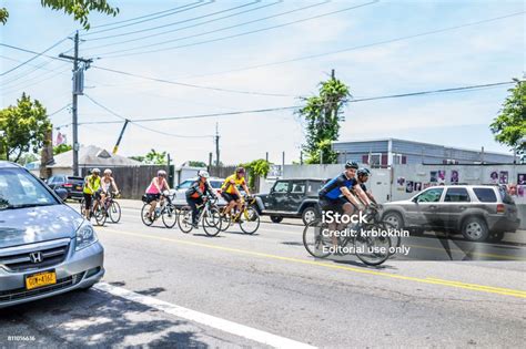 항구에 의해 외부 거리 또는 도시 섬도로에 주말 마라톤 경주에서 자전거를 타고 하는 사람들 City Island The