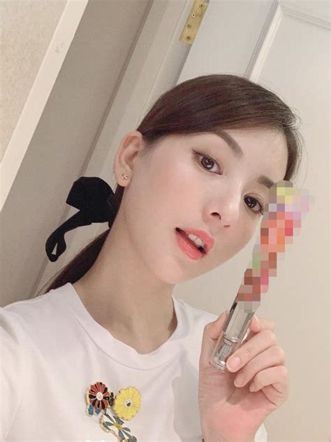 天王嫂方媛曬帶娃日常，手牽倆女兒散步，不像媽媽像姐妹 每日頭條