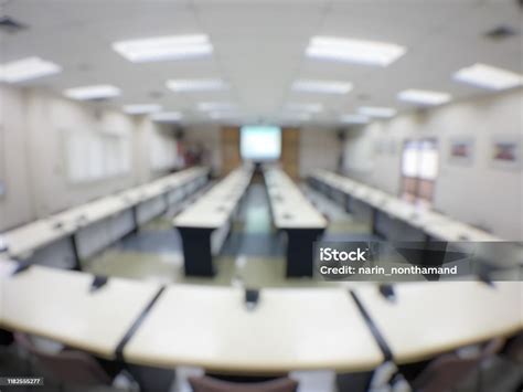 빈 강당 회의실 내부 의자와 테이블이 있는 세미나실 배경 사용을 위한 추상적 흐림 이미지 0명에 대한 스톡 사진 및 기타 이미지 Istock