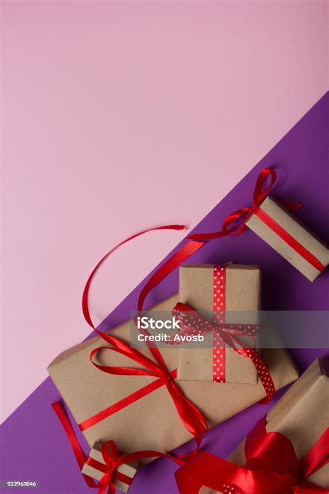 색상 배경에 선물 상자입니다 최고의 볼 수 있습니다 텍스트에 대 한 공간을 복사 합니다 평면 배치 개념에 대한 스톡 사진 및 기타 이미지 Istock