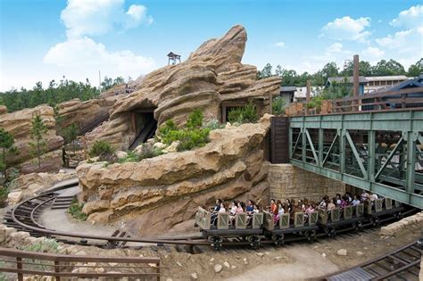 【香港ディズニーランド】キャラクターとの距離が近い！待ち時間が短い＆ここにしかないアトラクションも魅力 Tabizine～人生に旅心を～