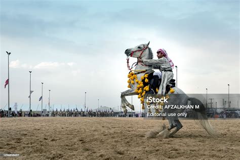 사우디 아라비아 압카이크에서 전통 사막 사파리 축제에 사우디 아랍 말 라이더 2020년 1월 10일 피사체 배경에 초점을 맞춘