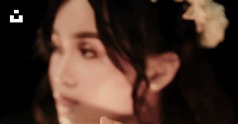 손에 전구를 들고 있는 여자 사진 Unsplash의 무료 사진 이미지