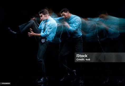 양복을 입은 전체 길이 1인 1인 사이드 뷰 프로필 뷰 3039세 성인 잘생긴 남성 남성 사업가 사업가 발로 걷기 다중 노출 긴 노출 흐린 모션 남자에 대한 스톡 사진 및